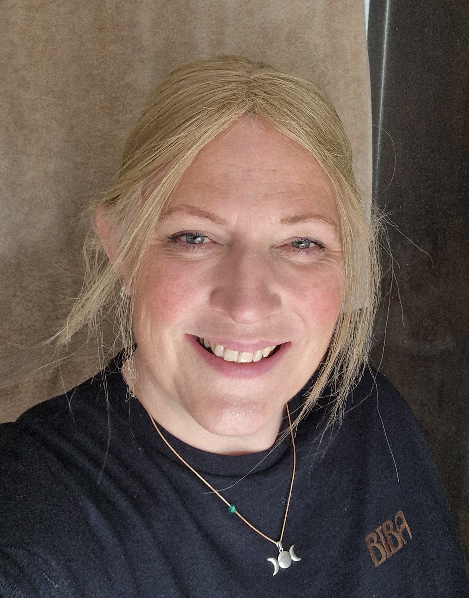 About Us – The Hare and the Moon